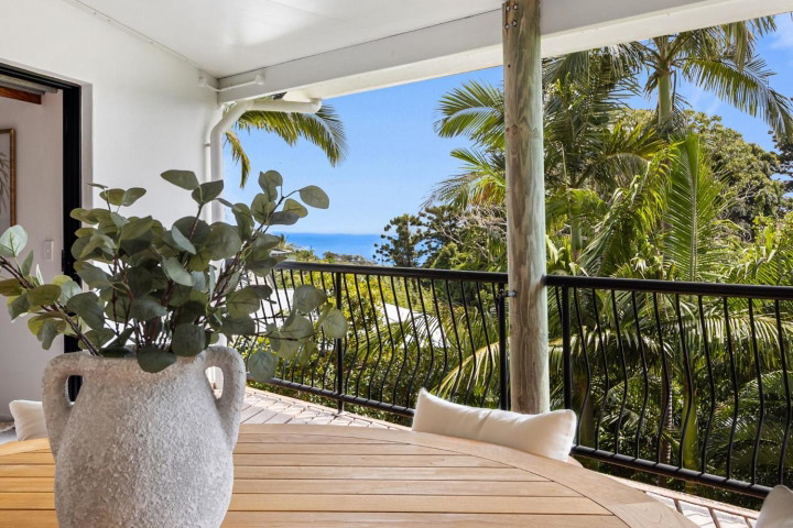 Beachside 4-bed Retreat With Study Nook & Views - Coolum Beach