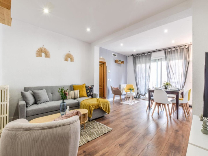 Spacious Apartment Near Retiro Park - Madrid