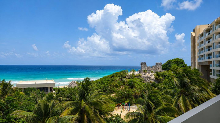 Beachfront Getaway Condo - Cancún