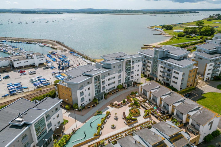 Ocean Breeze - Stunning Harbour Views From Private Balcony - Wareham, UK