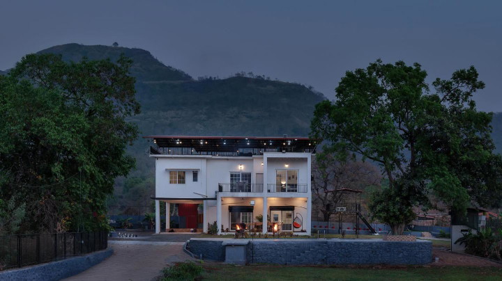 Saffronstays Deckhouse 47 - 3br Pet-friendly Industrial-style Pool Villa With Bonfire, Bbq, Rain Dance & Celebration Turf - Karjat