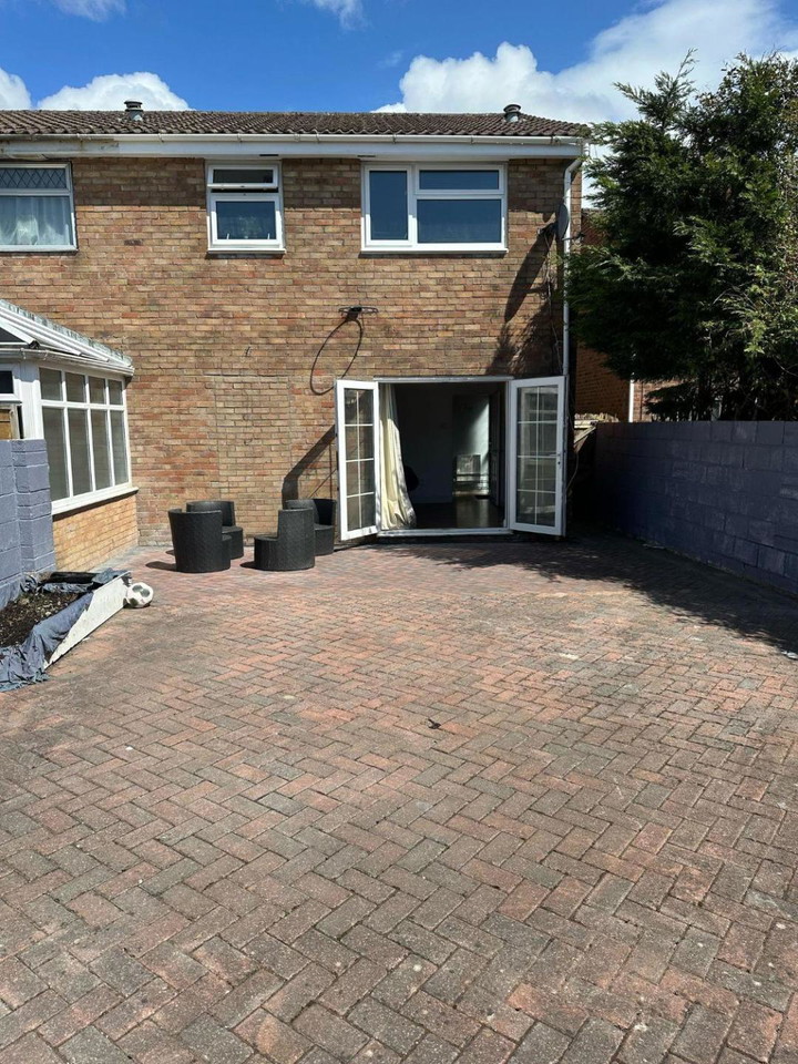 3 Bed House - Sleeps 6 - Parking - Wifi - Bridgend
