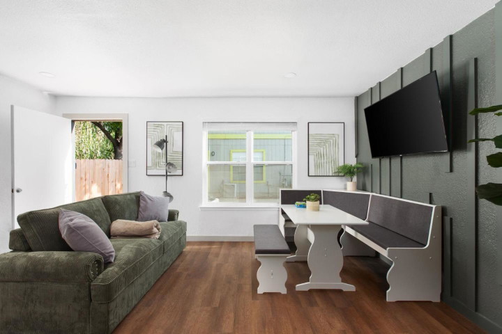 Chic 2br Escape Sleeps 8 W Private Patio - オースティン, TX