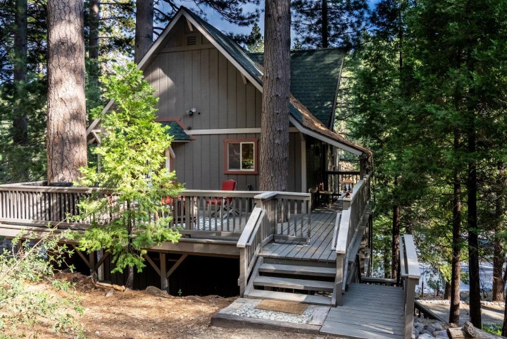 The Mighty Pines Retreat + Large Patio + Bbq+view! - San Bernardino, CA