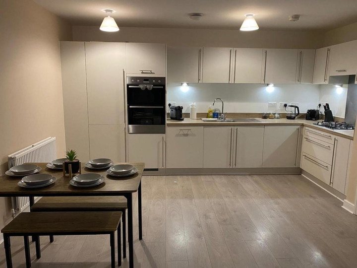 2 Bed Apartment Free Parking Close To Gatwick - Crawley