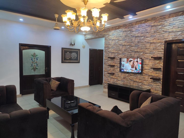 4br Spacious Upper Home With Terrace Near Emporium Mall & Expo Center - Lahore