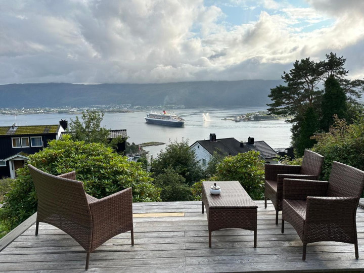 Great Place With A Stunning View Of The Mountains And The Fjord - Ålesund