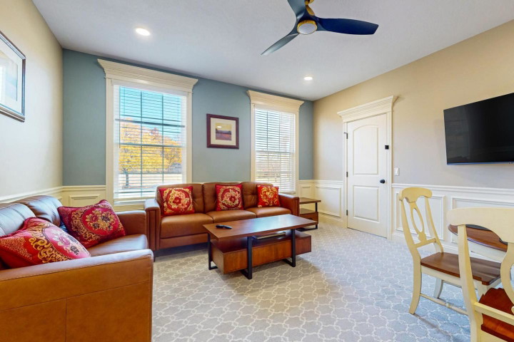 Work, Play & Stay! Apt Near Holyoke Medical Center - Northampton, MA
