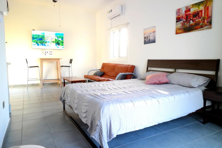 Modern Larnaca Beach Apartment - Lárnaka