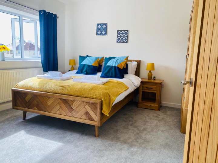 Modern Family Home With Driveway Parking - Cardiff