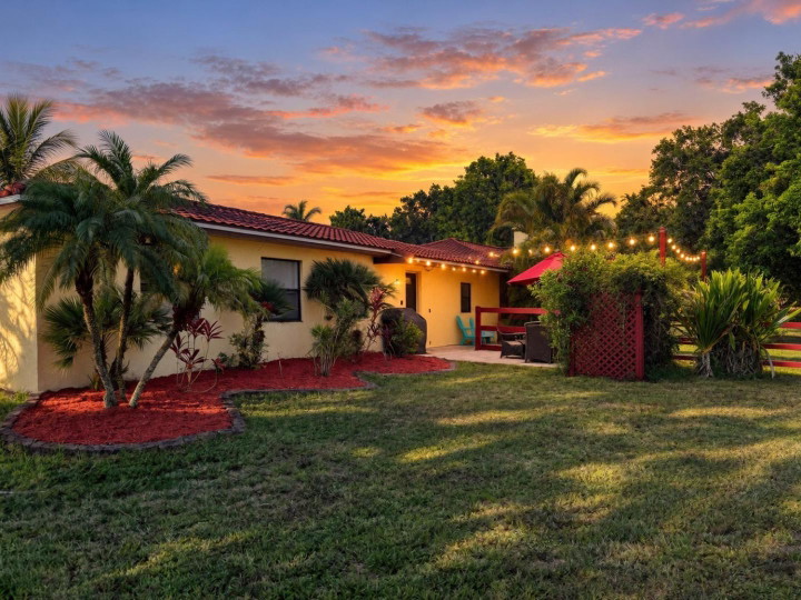 Sunshine Acre 2b 2b King Master Suite, Big Yard - Miramar, FL