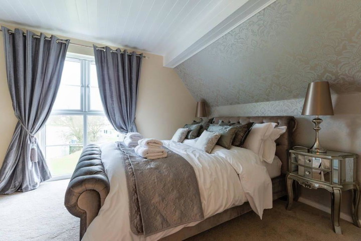Luxury 3 Bed Home By The Lake - Bibury
