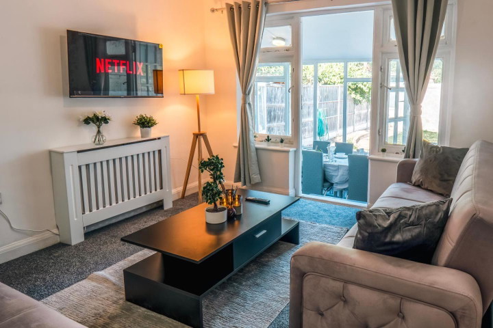 Spacious 4-bed Family Home Wembley Stadium - Parking & Long Stays - Watford