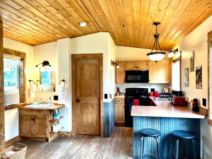 Glacier's Edge Cabins - Montana