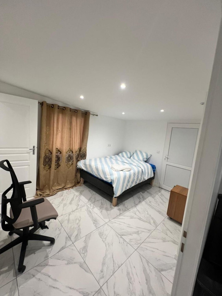 Chambre Dans Un Appartement - Pontault-Combault
