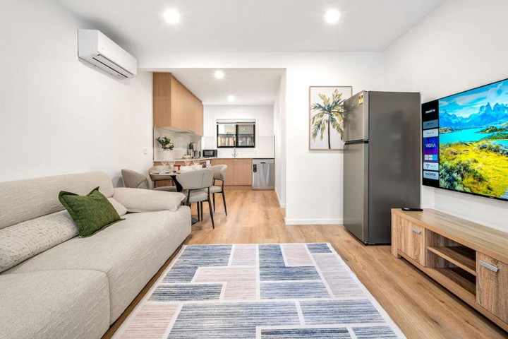 Brand New 2b Walk To Beach And Cavill Ave Full Ac - Surfers Paradise