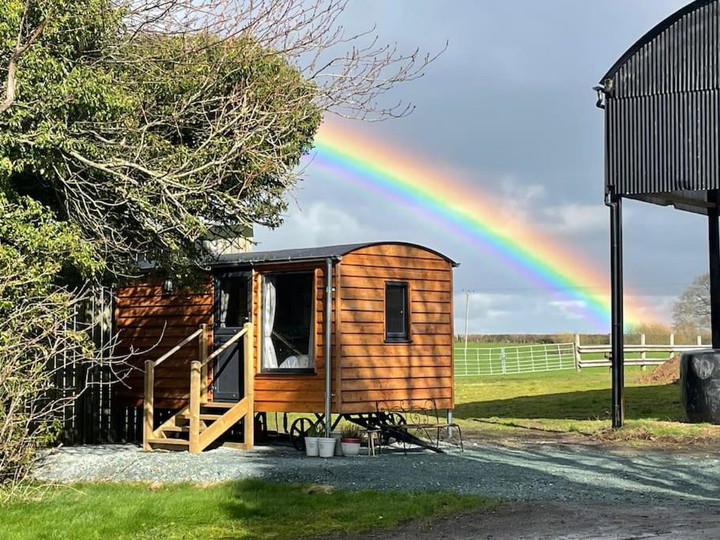 Cosy Shepherd's Hut Near Shrewsbury - West Midlands