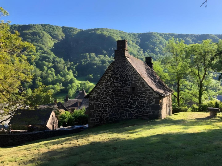 Maison Familiale Face à La Montagne - Cantal