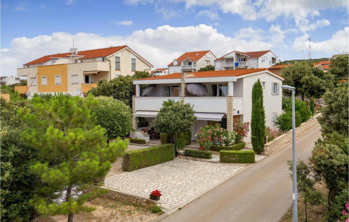 1 Bedroom Amazing Apartment In Mandre - Novalja