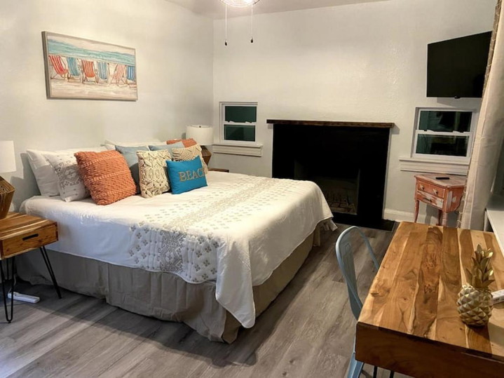 5 Bed 4 Bath Pool Table Fire Pit Walk To Beach - Daytona Beach, FL