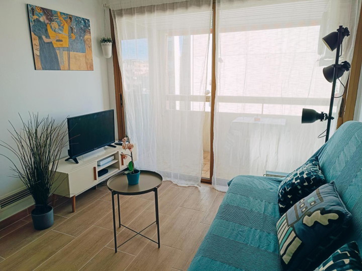 2 Pièces Climatisé Avec Balcon Dans Le Vieil Antibes, Résidence Avec Ascenseur - Antibes