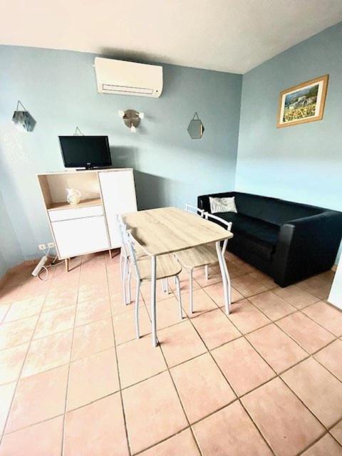 T2 Cabine Avec Piscine Collective, Parking, Climatisation, Pour 4 Personnes - Saintes-Maries-de-la-Mer