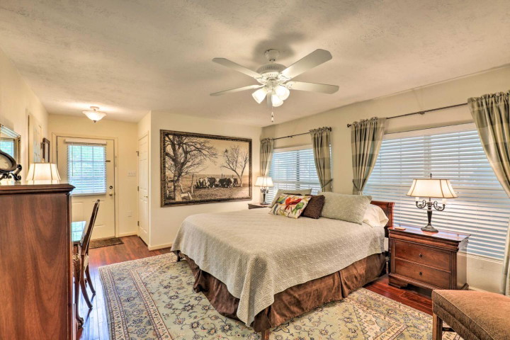 < 1 Mi To Kyle Field: Cozy Studio W/ Outdoor Space - Bryan, TX