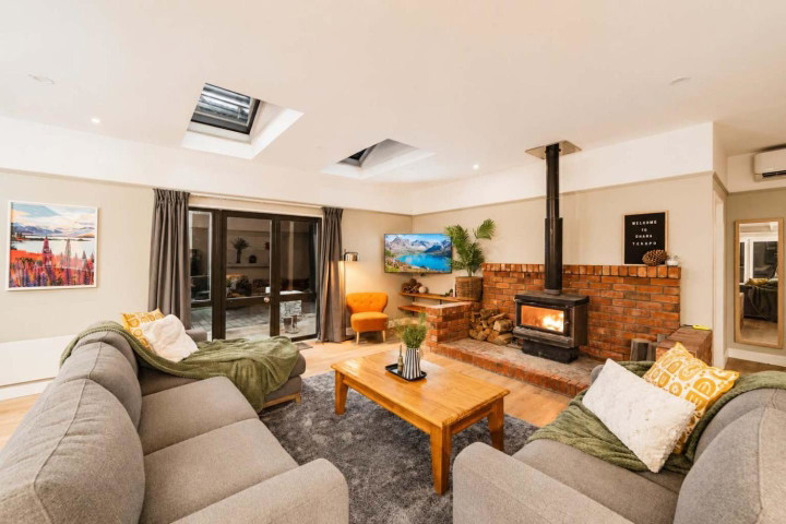 Galaxy 3br Modern Home With Fireplace Outdoor Spa - West Coast