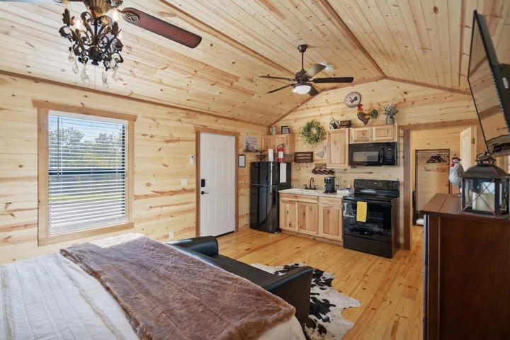 Gorgeous Cabin On Main-steps To Pacific War Museum - 
