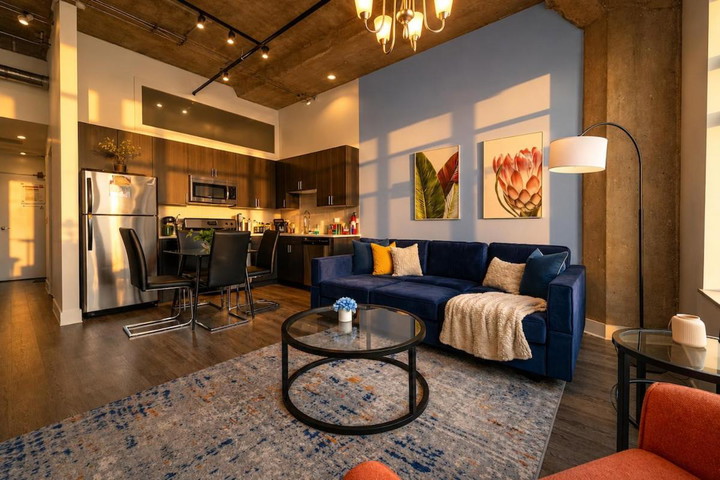 Charming 2br Apartment With Skyline View, Optional Parking & Gym Access Near Mccormick Place, Lakefront And Soldier Field - Chicago, IL