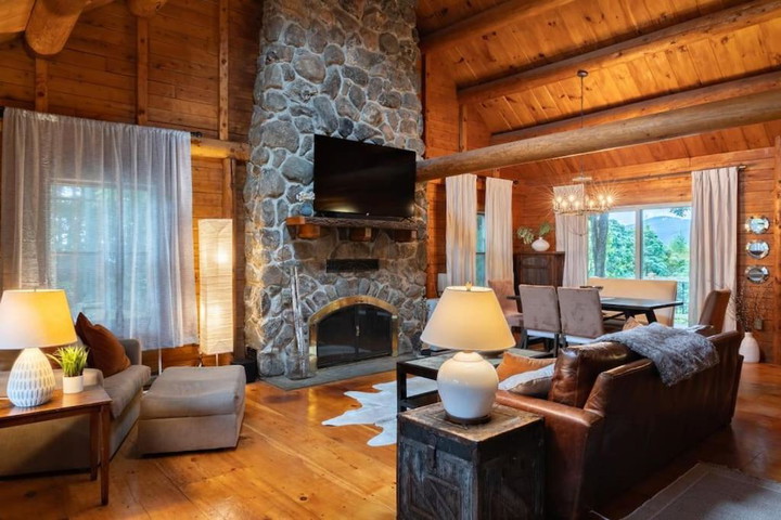 Look To The Mountains: Gunstock Acres Log Cabin - Gilford, NH
