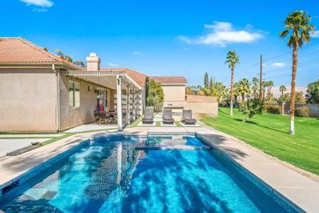 Luxurious Getaway Near Coachella Stagecoach Pool Putting Green Parking Firepit Sleeps 11 - Indio, CA