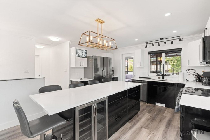 Modern 5br Home Near Lions Gate With Glass Deck And Bbq - Vancouver