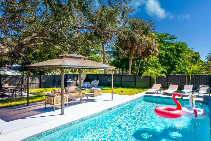 When In Naples! Heated Pool, Villa-attached To One More Villa, 3miles To The Beach - Naples, FL