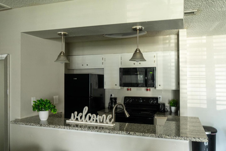 Shared Suite L Room 1 Or Room 2 - Huntsville, AL