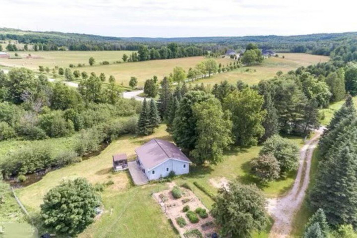 Farm House - Horseshoe Valley, ON