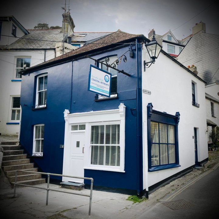 On Bbc1s Beyond Paradise - - Prospect House - - 17th Century Character Cottage - - Connecting Apartments - - Book Both Apartments For Entire Cottage - - Kids Bunk Room - - Free Public Parking -- Book Today!! - Looe