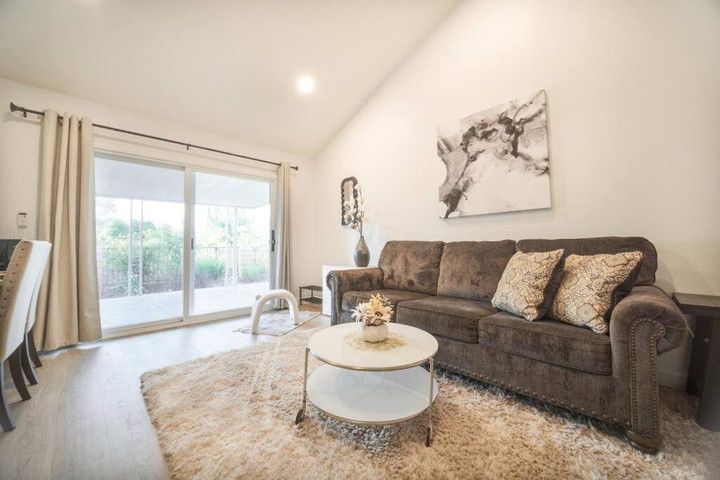 2 Tvs - Vaulted Ceiling - Private Kitchen & Entrance - La Habra, CA
