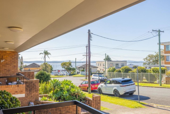 Capriosca 3, 2 Donald St - Water Views, Linen And 5 Minutes Walk Into Town - Port Stephens