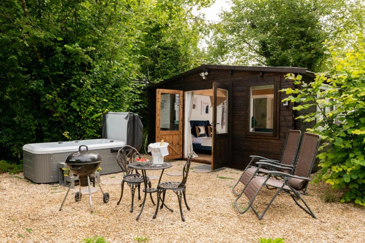 Copperbeech Hut - Romantic Hideaway With A Private Hot Tub - ウィルトシャー