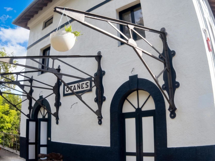 Family House Near Otañes With Mountain View - Castro-Urdiales