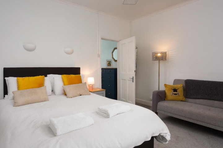 Lovely City Town House With Free Parking Sleeps 2 To 6 Guests - York