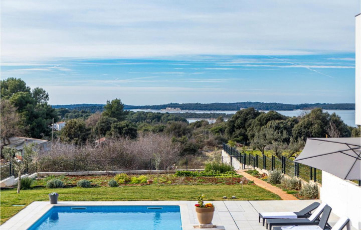 Stunning Apartment In Pula With Swimming Pool - Pula