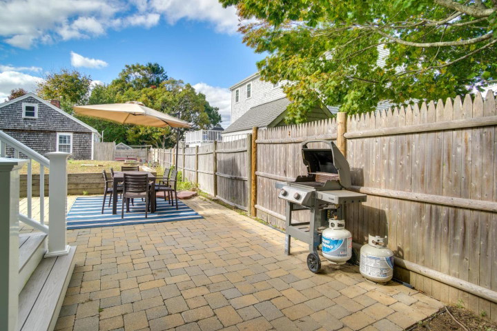 Walk To Beaches & Dining: Classic Cape Cod Cottage - Cape Cod, MA