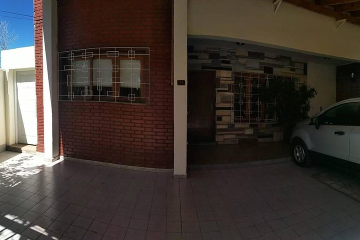 Casa Amplia Y Céntrica Para 2-6 Personas. Cochera. - San Juan