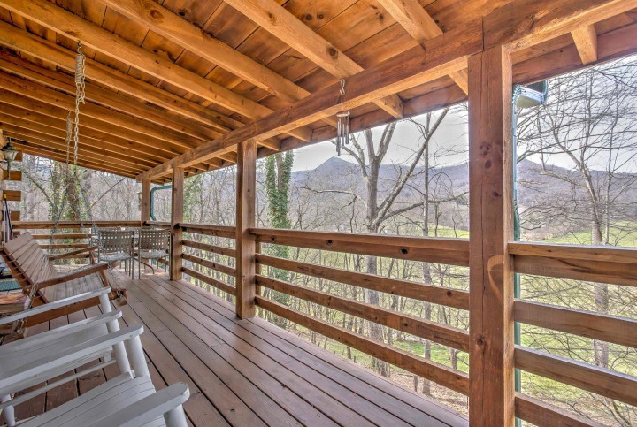 Serene Cabin In The Smokies W/ 2 Decks & Hot Tub! - Maggie Valley, NC