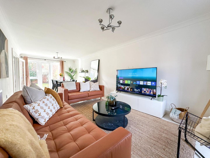 Tornado Chase - Luxury & Spacious 5 Bedroom Home - Sleeps 8 - Bracknell