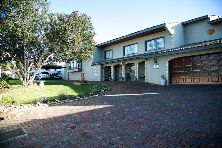 Place Des Amoureux - No Loadshedding - Plettenberg Bay