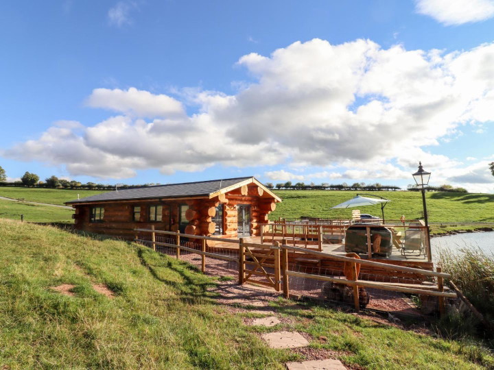 Cedar Cabin At Salford Court Farm Fishing Cabins - Nordsee