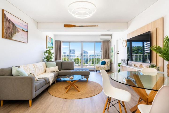 Elegant Burleigh Headland Apartment With Balcony, Ocean And Skyline Views - Gold Coast